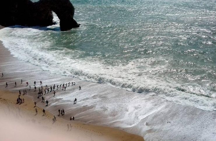 Banhistas se unem para formar 'corda humana' e salvar pessoas de ...